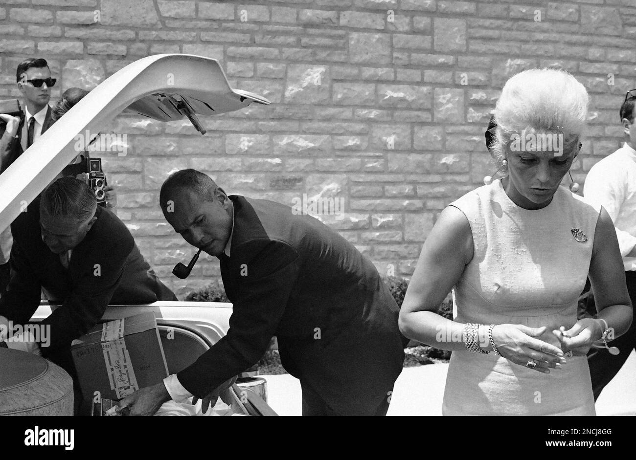 Dr. Samuel H. Sheppard and his fiancée, Ariane Tebbenjohanns, load up ...