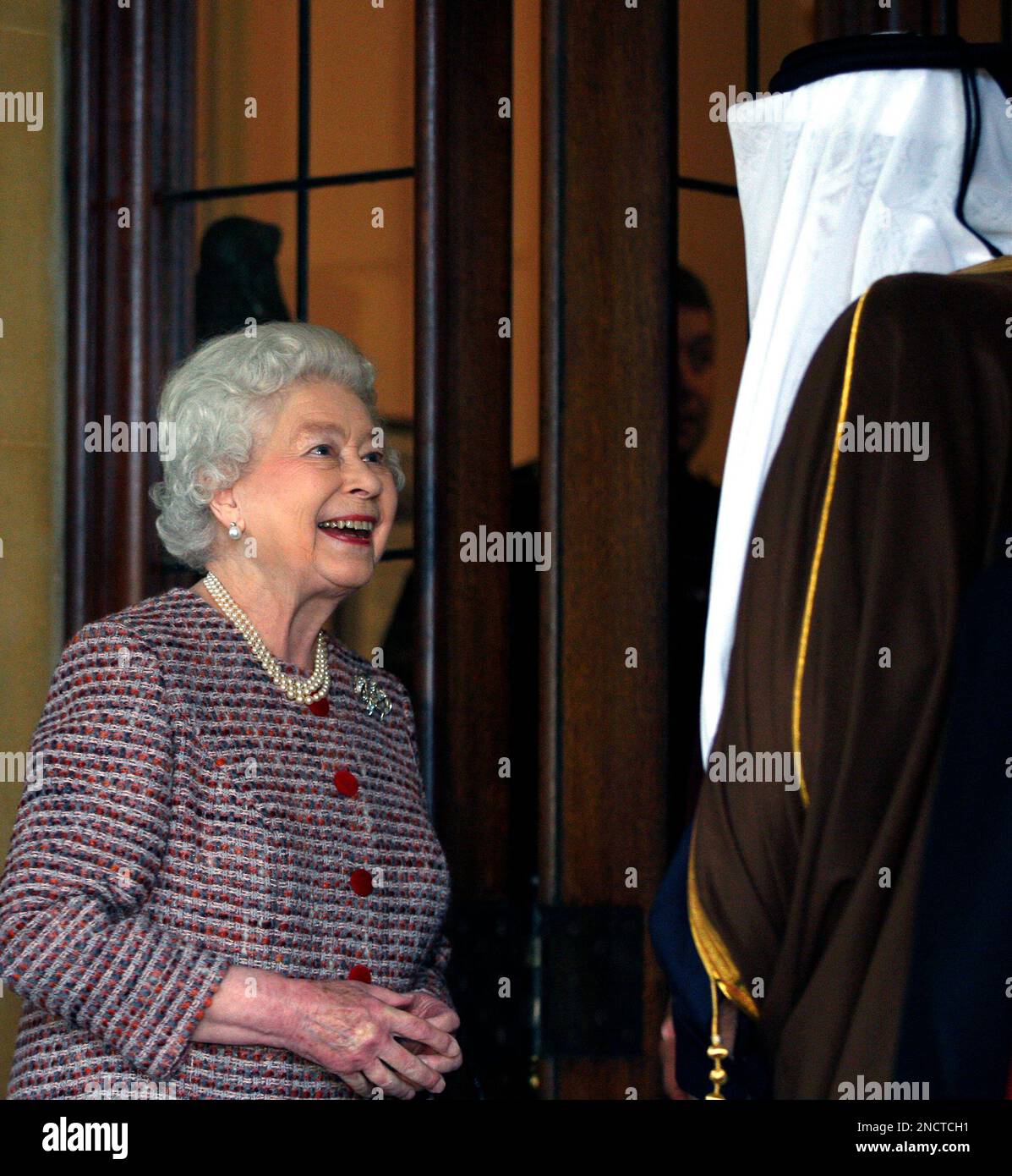 Britain's Queen Elizabeth II bids farewell to The Emir of Qatar Sheik ...