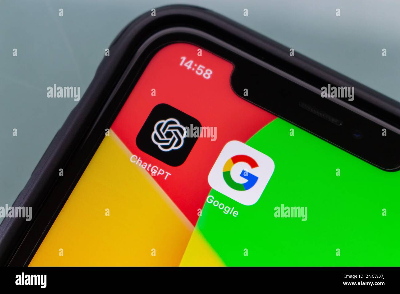 ChatGPT- und Google-Symbole werden auf einem iPhone-Bildschirm angezeigt. Im Februar 2023 ...