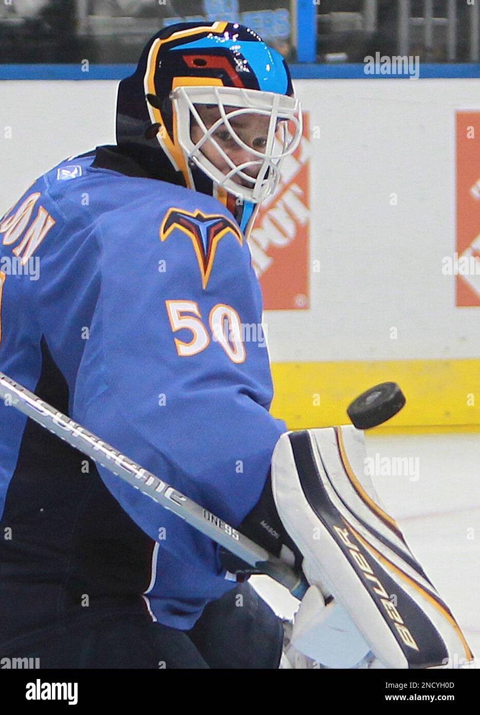 Atlanta Thrashers goalie Chris Mason blocks a shot in the second period ...
