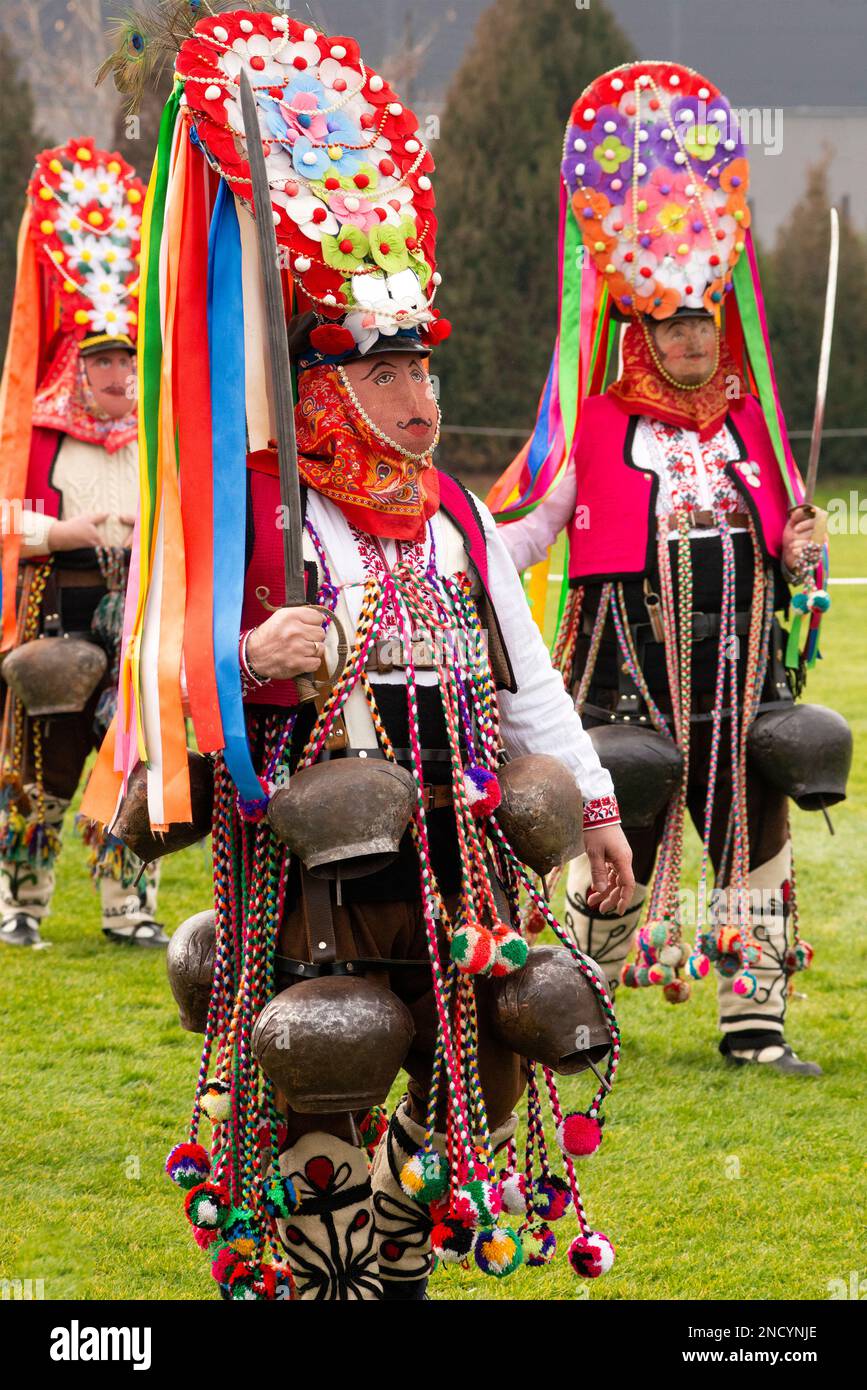 Typische Kukeri Startsi-Tänzer aus dem Dorf Kliment in der Region ...