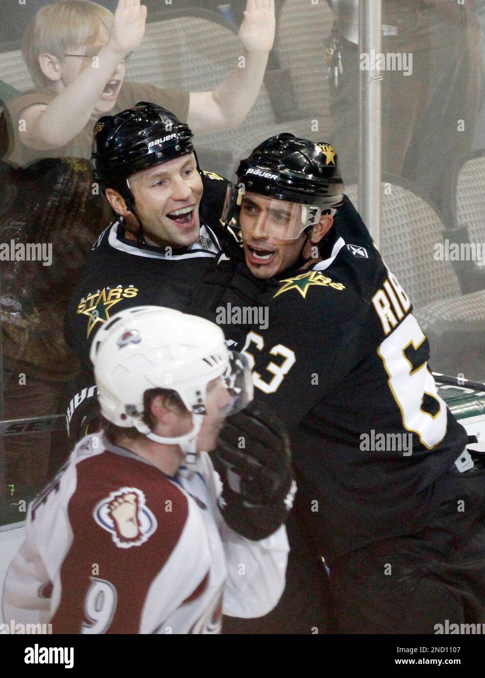 Dallas Stars left winger Brenden Morrow, left, and center Mike Ribeiro ...