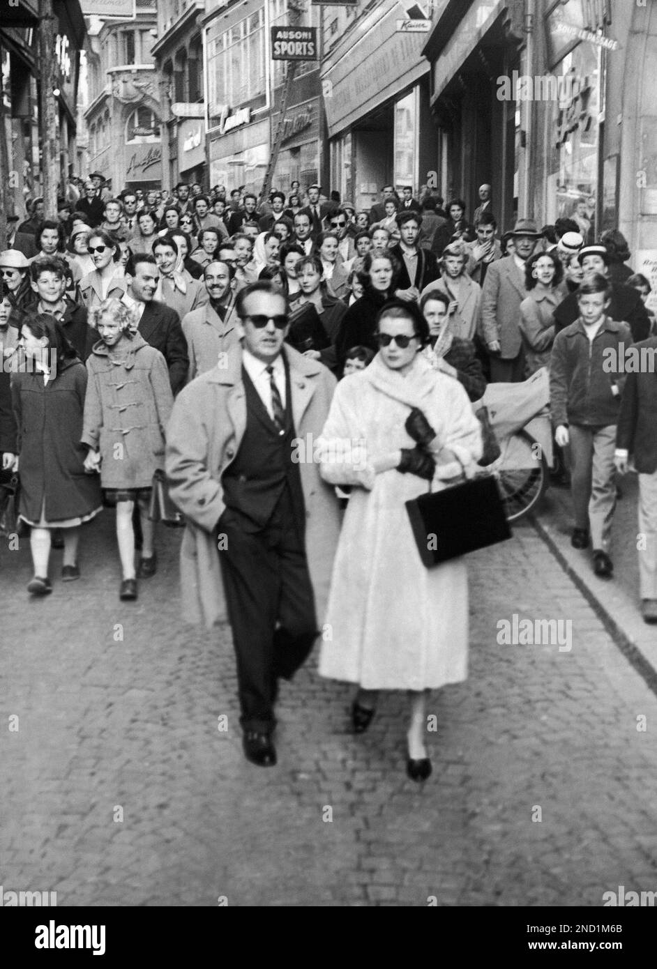 Even wearing dark glasses, Prince Rainier III and Princess Grace of ...