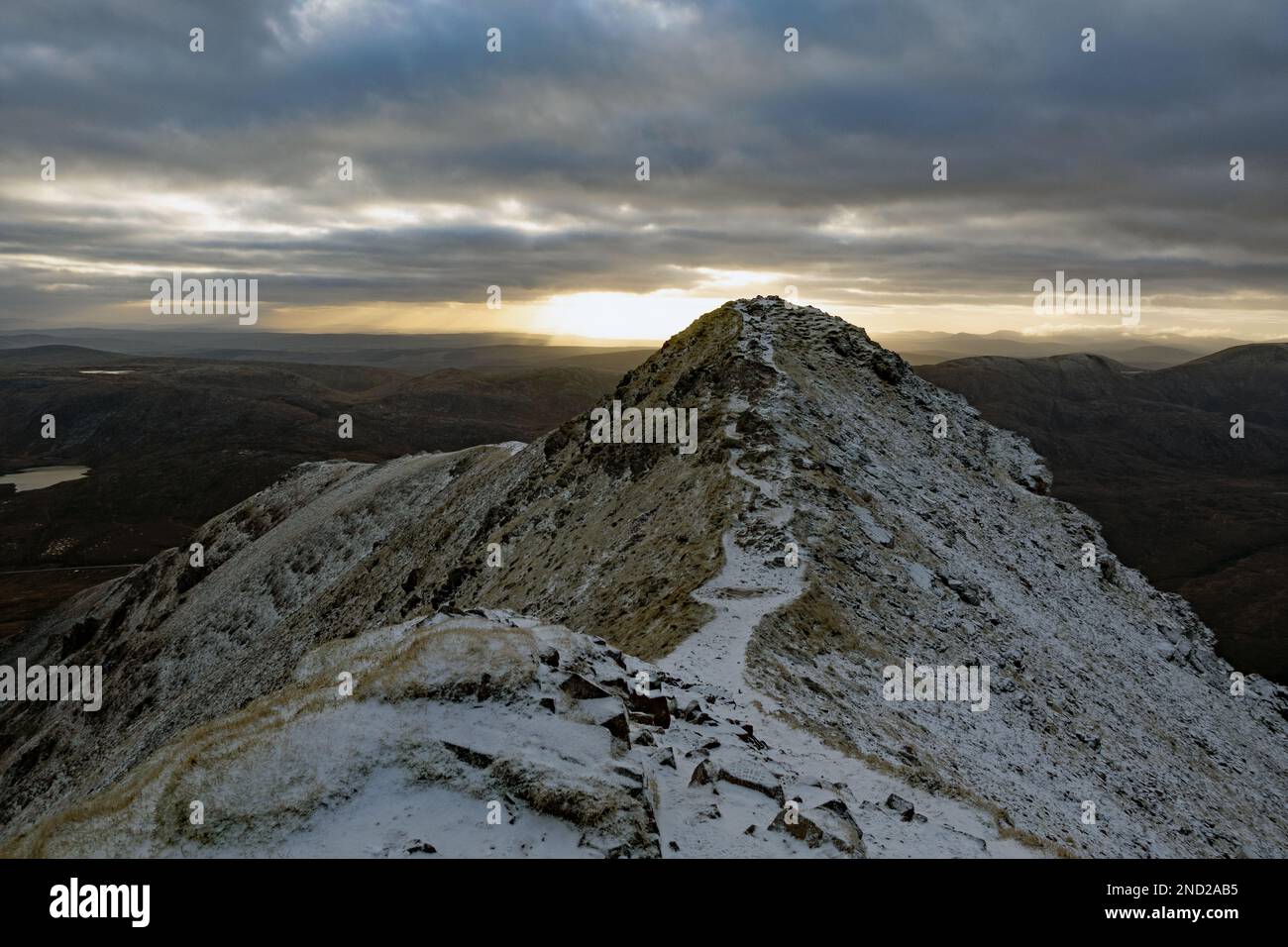 Sonnenaufgang auf dem Gipfel des Errigal. Der Errigal ist der höchste ...