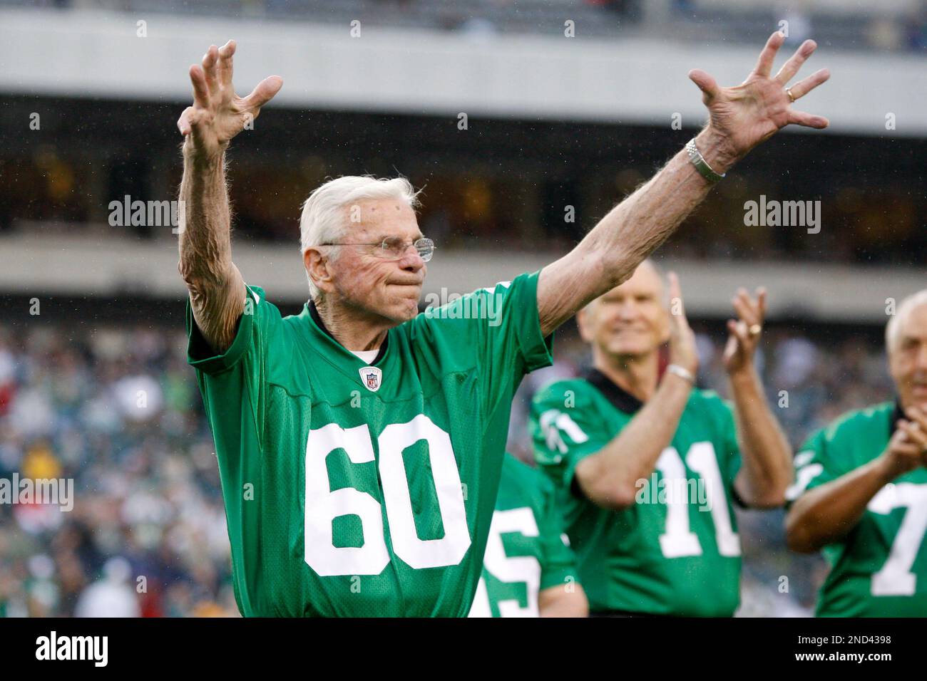 Former Philadelphia Eagles great Chuck Bednarik wears his number 60 ...
