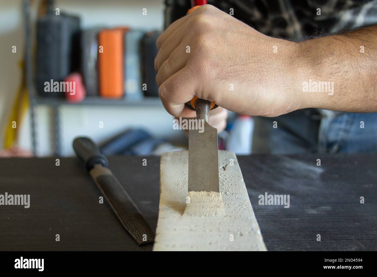 Bild eines Handwerkers, der beim Arbeiten und Schnitzen von Holz mit ...