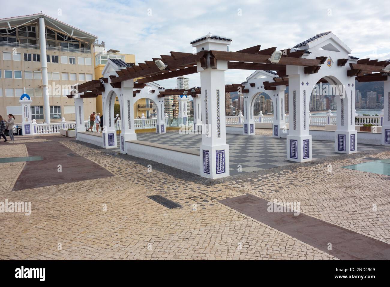 Der Balkon und Aussichtspunkt auf dem Felsvorsprung, wo einst Schloss ...