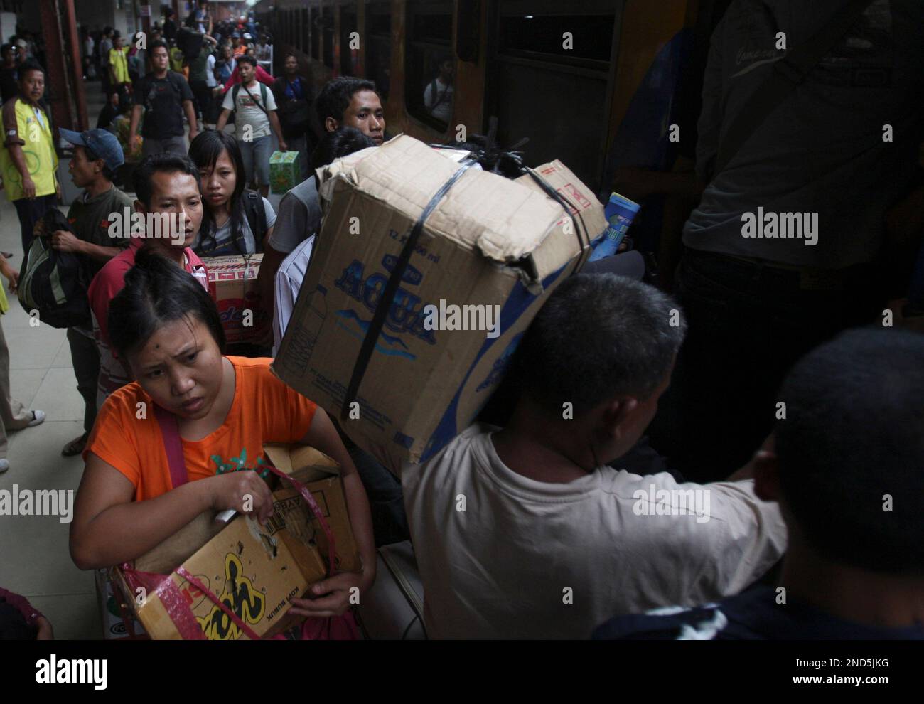 Indonesians struggle to board a train to leave for their homes at Senen ...