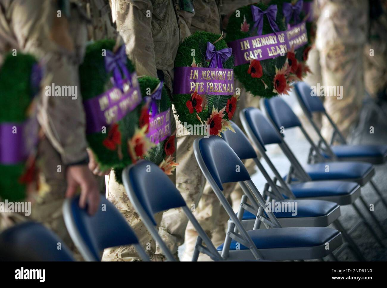 Canadians soldiers line up with wreaths to commemorate fallen Canadian ...