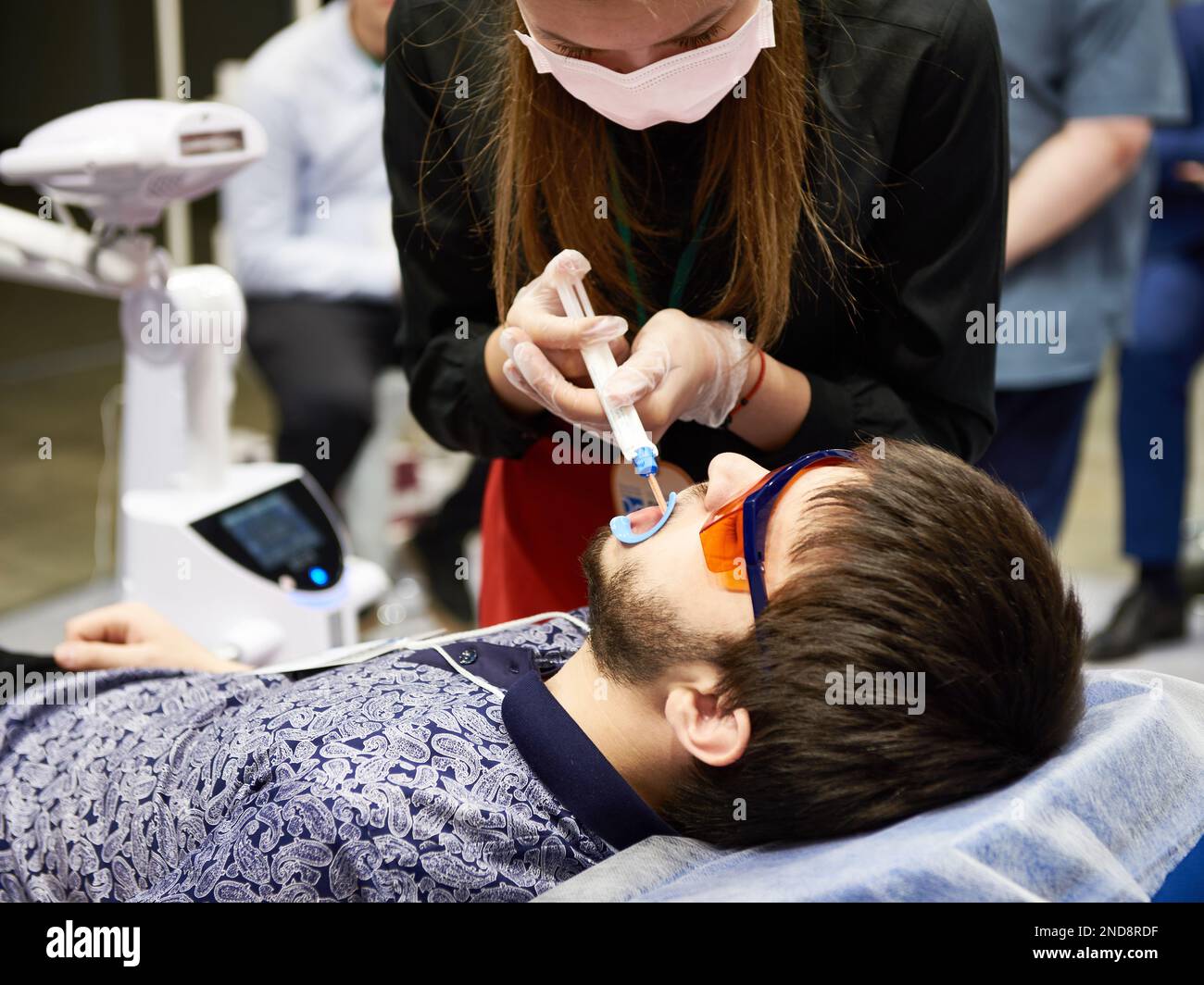 Zahnprothesen behandlung -Fotos und -Bildmaterial in hoher Auflösung ...