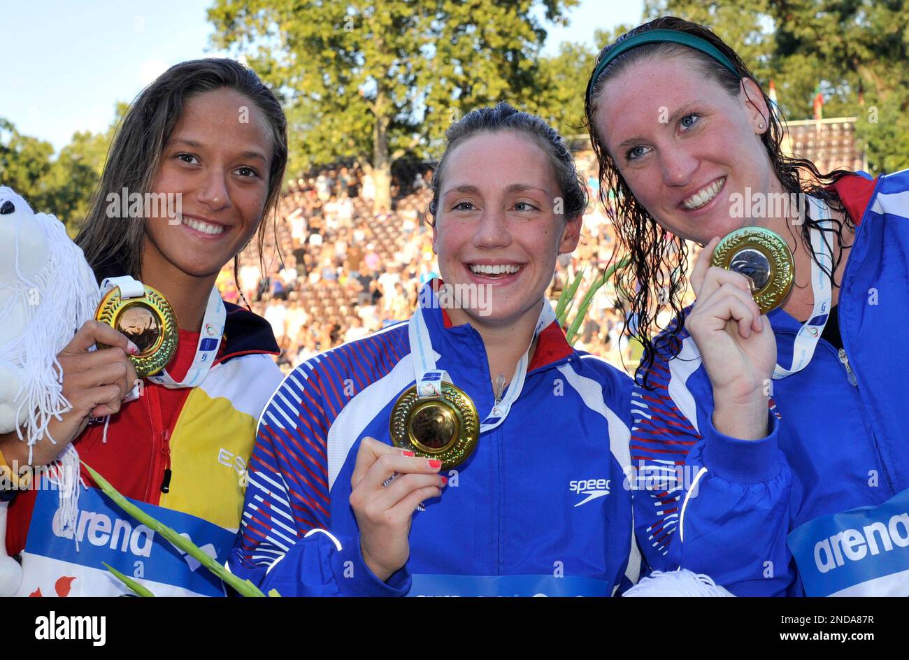 Britain's gold medal winner Elizabeth Simmonds, is flanked by Spain's ...