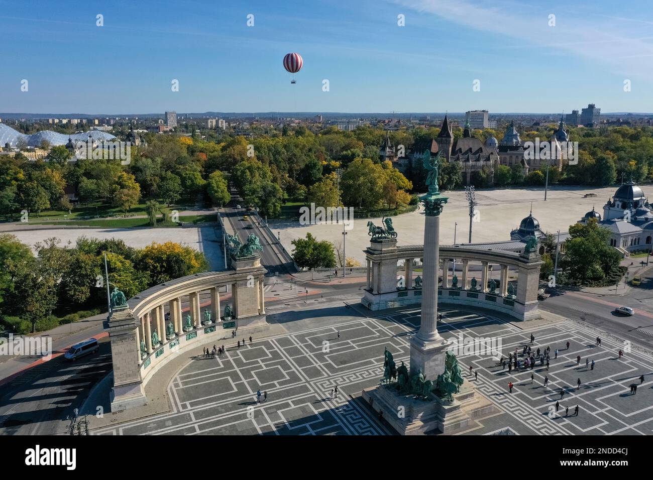 Der Heldenplatz oder das Millennium Monument ist die wichtigste ...