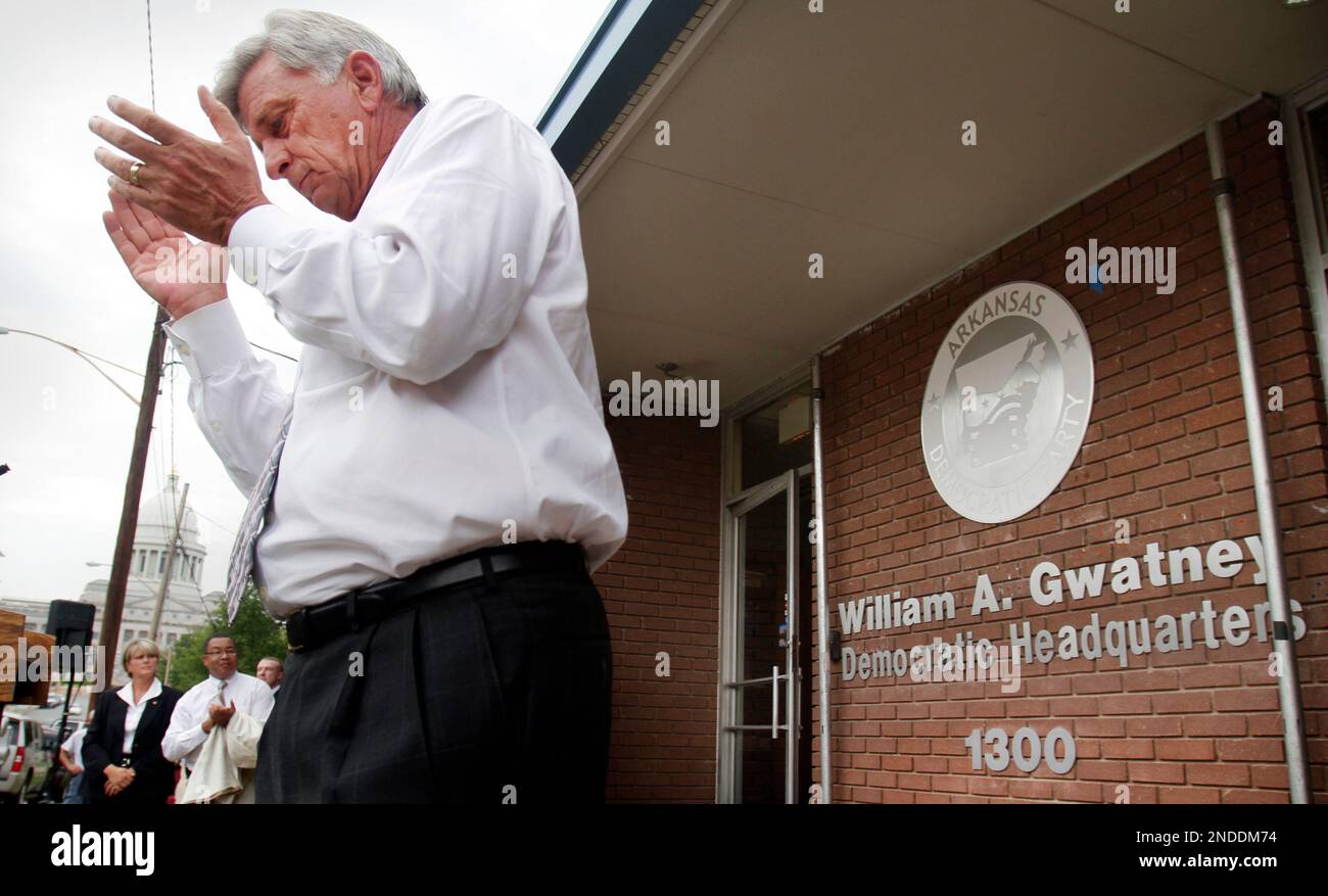 Arkansas Gov. Mike Beebe applauds as he walks from a speakers' platform ...