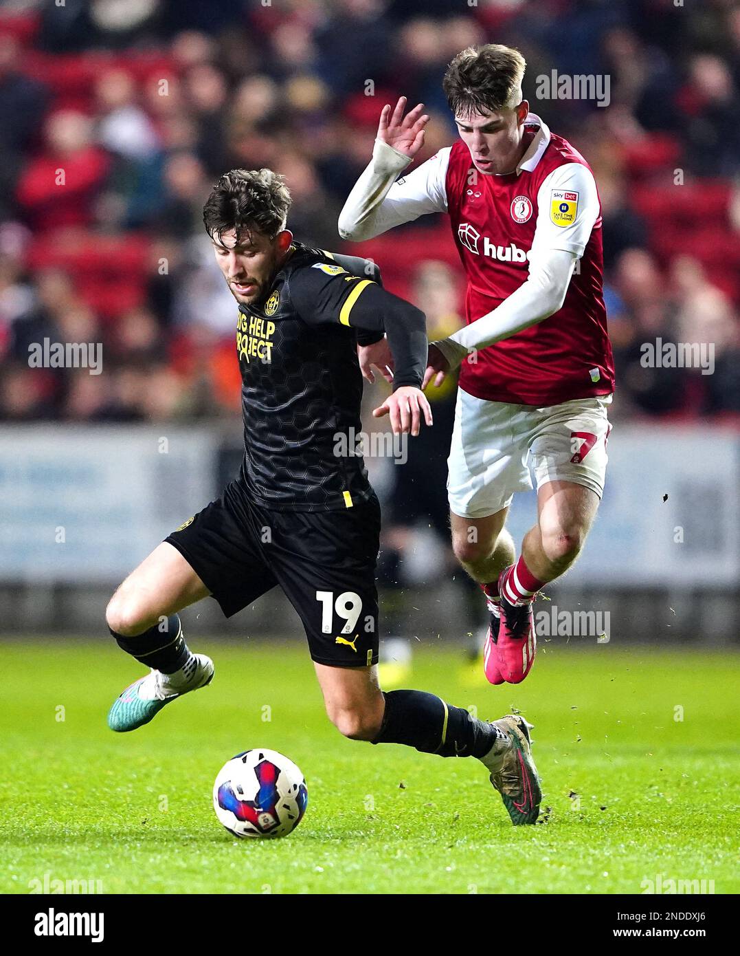 Callum lang (links) von Wigan Athletic und Alex Scott von Bristol City ...
