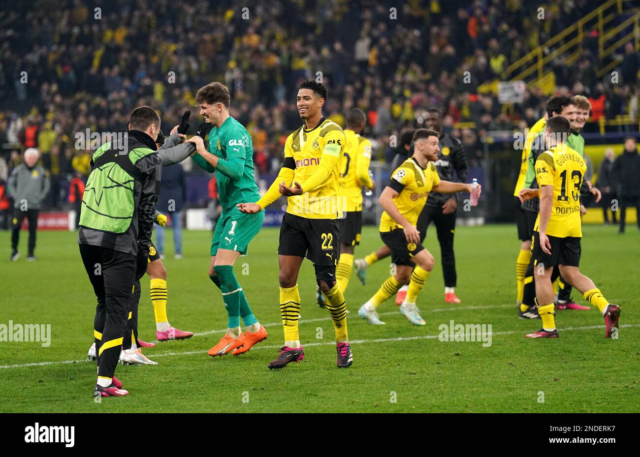 Das Jude Bellingham (Zentrum) von Borussia Dortmund feiert nach dem 16 ...