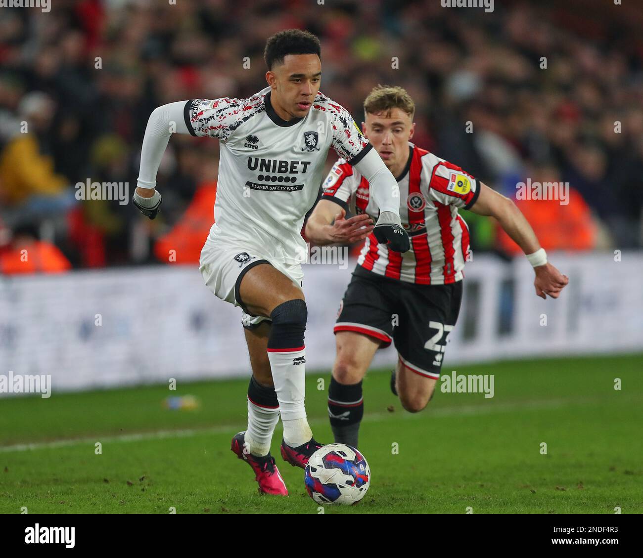 Aaron Ramsey #11 von Middlesbrough läuft mit dem Ball während des Sky ...