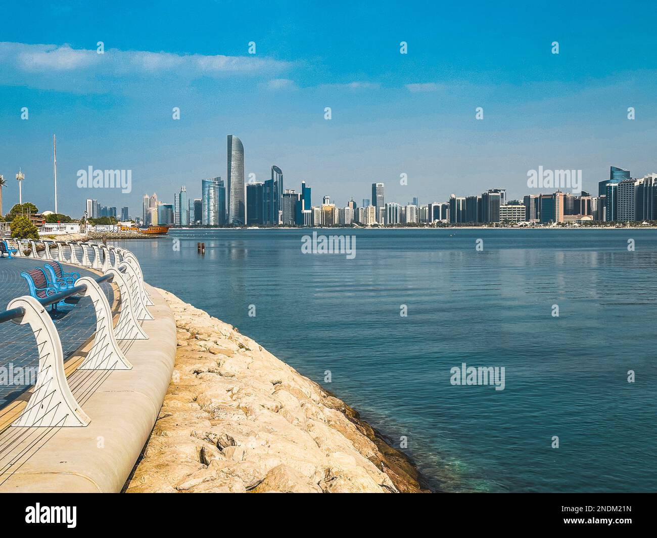 Abu dhabi corniche promenade marina -Fotos und -Bildmaterial in hoher ...