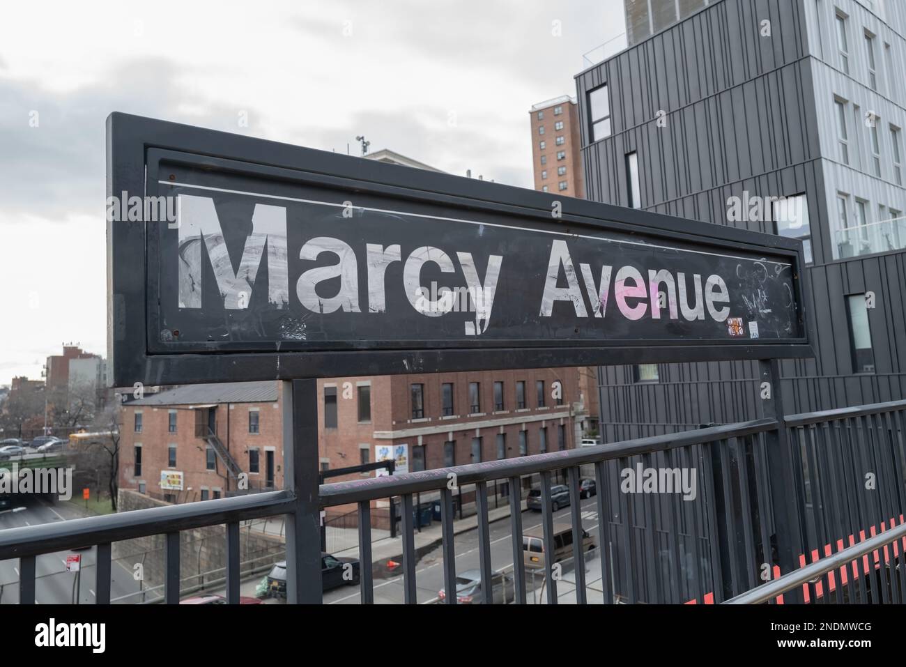 BROOKLYN, NEW YORK. – 7. Januar 2023: Ein Schild identifiziert eine Marcy Avenue Station im New ...