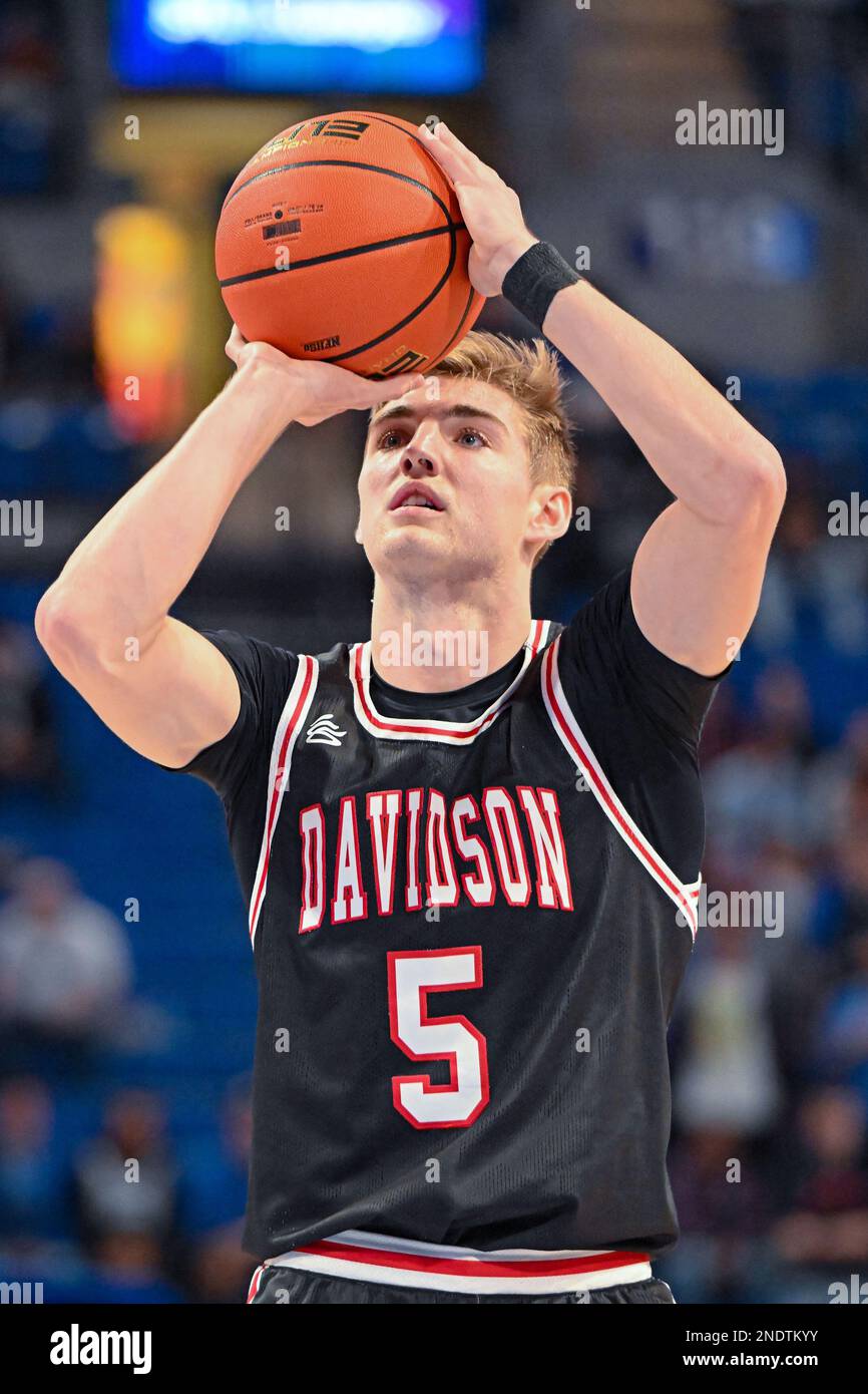 15. FEBRUAR 2023: Davidson Wildcats Guard Grant Huffman (5) nimmt einen ...