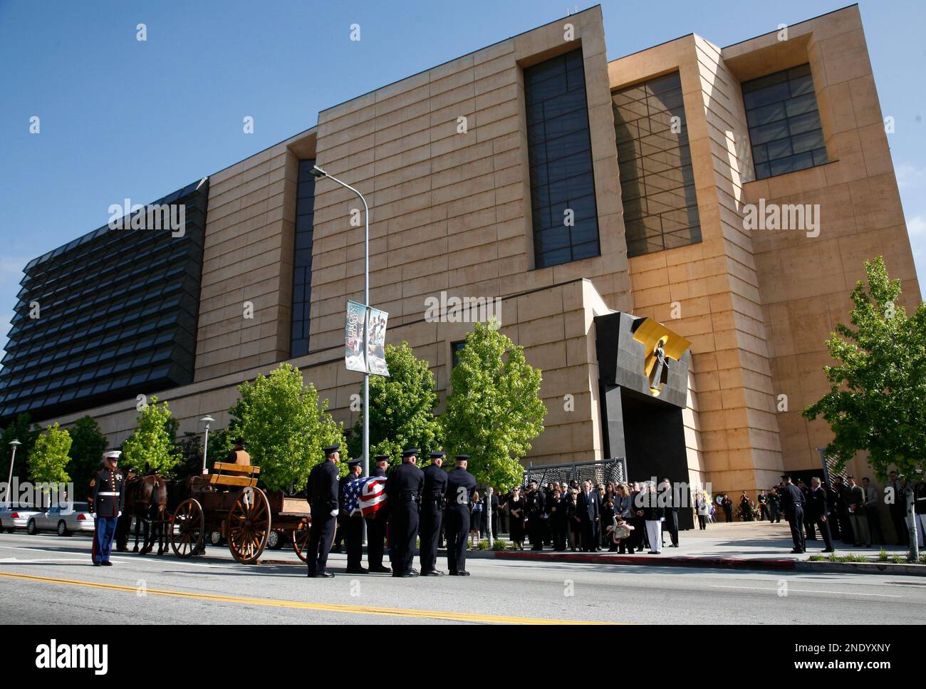 Officers from the Los Angeles Police Department carry the flag-draped ...