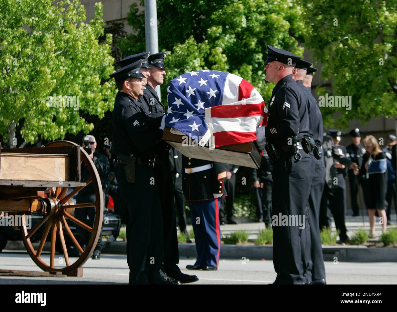 Officers from the Los Angeles Police Department carry the flag-draped ...