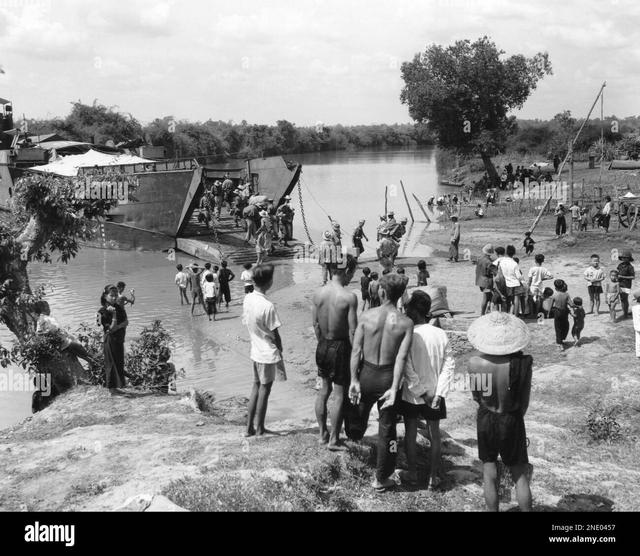 Reinforcements from the 3/3 Algerians tirailleurs disembark from ...