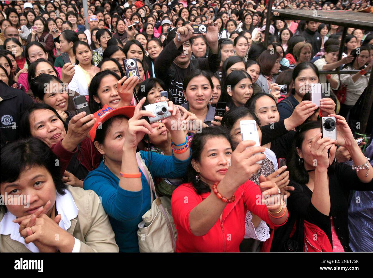 Philippine residents in Hong Kong take photos of Philippine ...