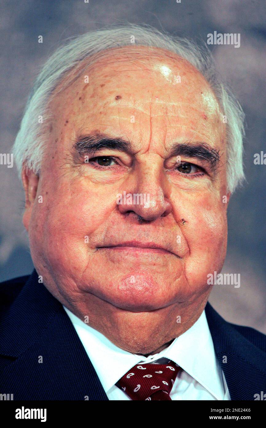 ARCHIV - Der fruehere Bundeskanzler Helmut Kohl, aufgenommen am 16 ...