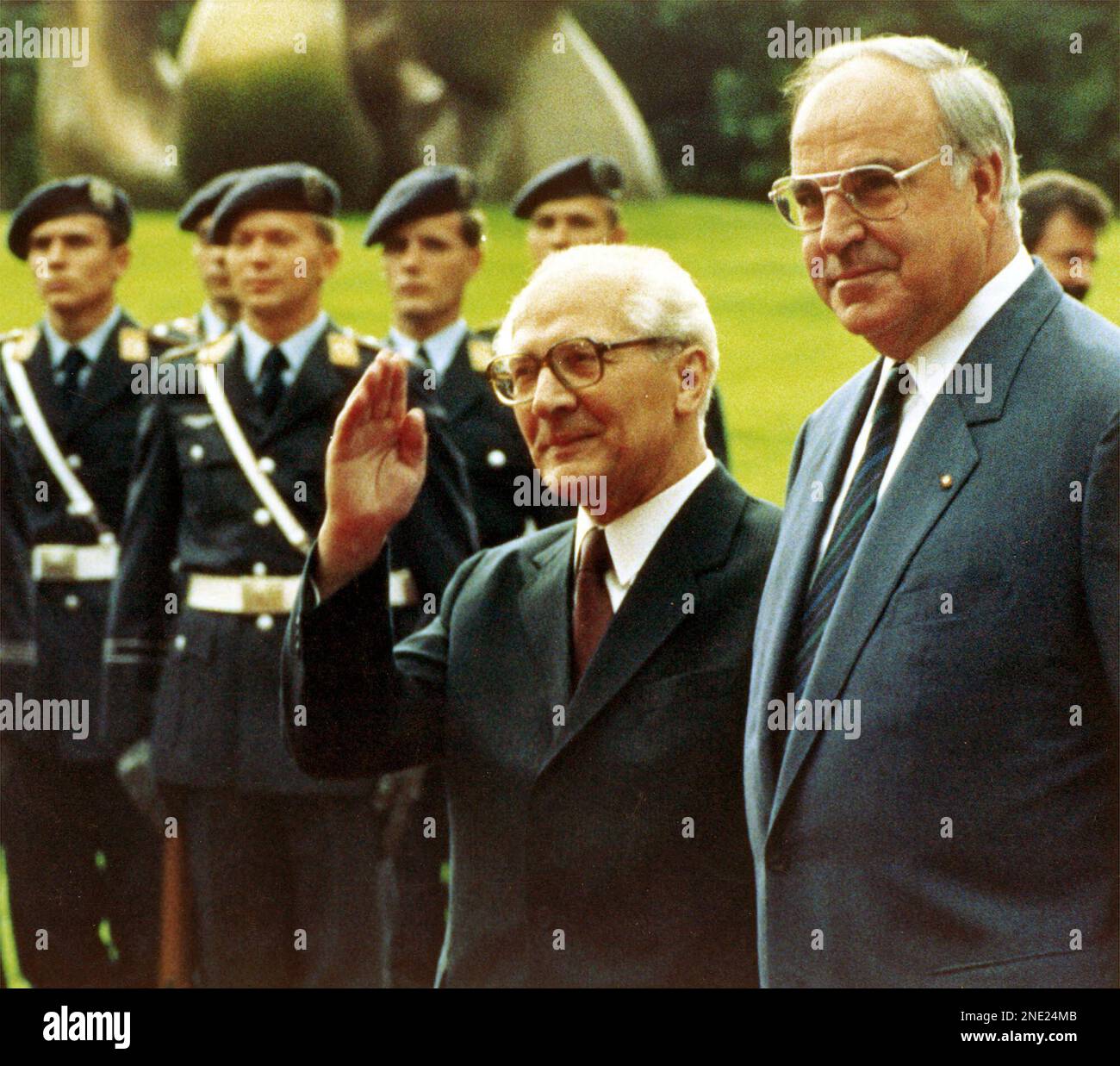 ARCHIV - Gemeinsam schreiten Bundeskanzler Helmut Kohl, rechts, und der ...