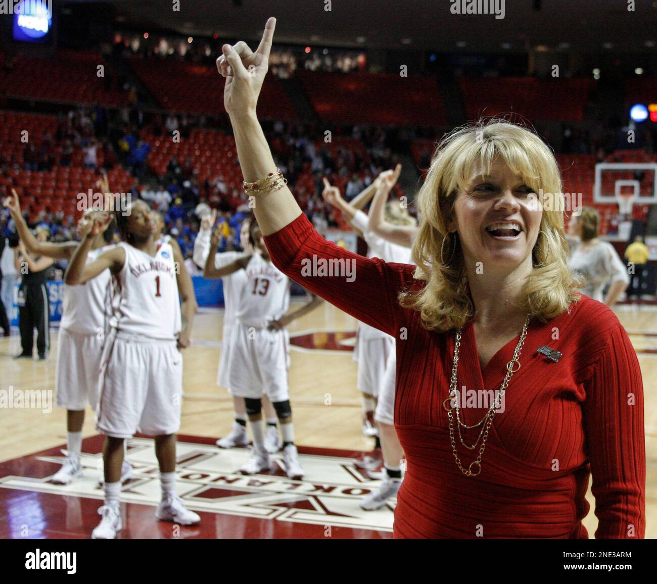 Oklahoma head coach Sherri Coale, right, smiles during the singing of ...