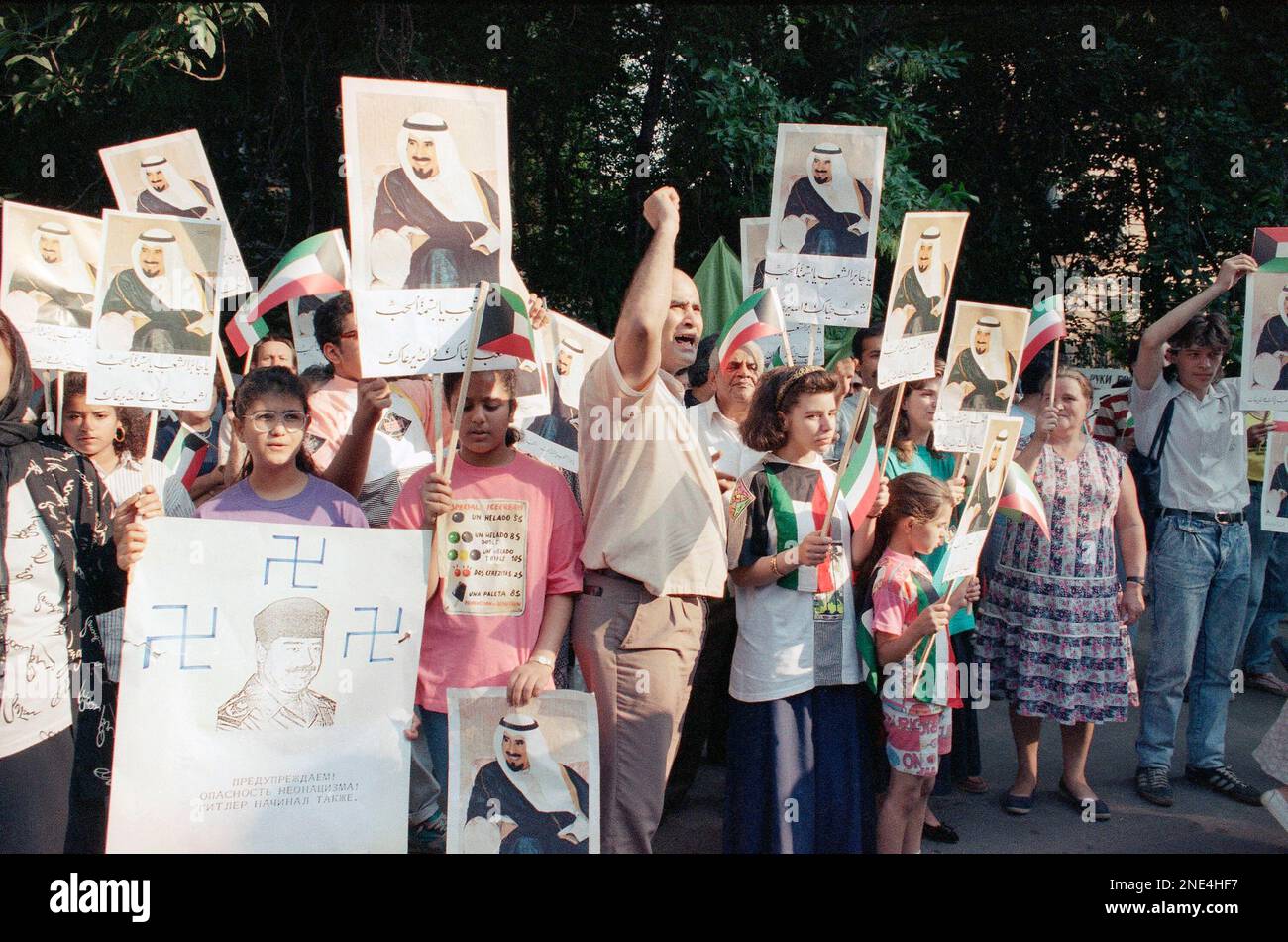 Soviets and Kuwaitis demonstrate in front of the Iraqi embassy in ...