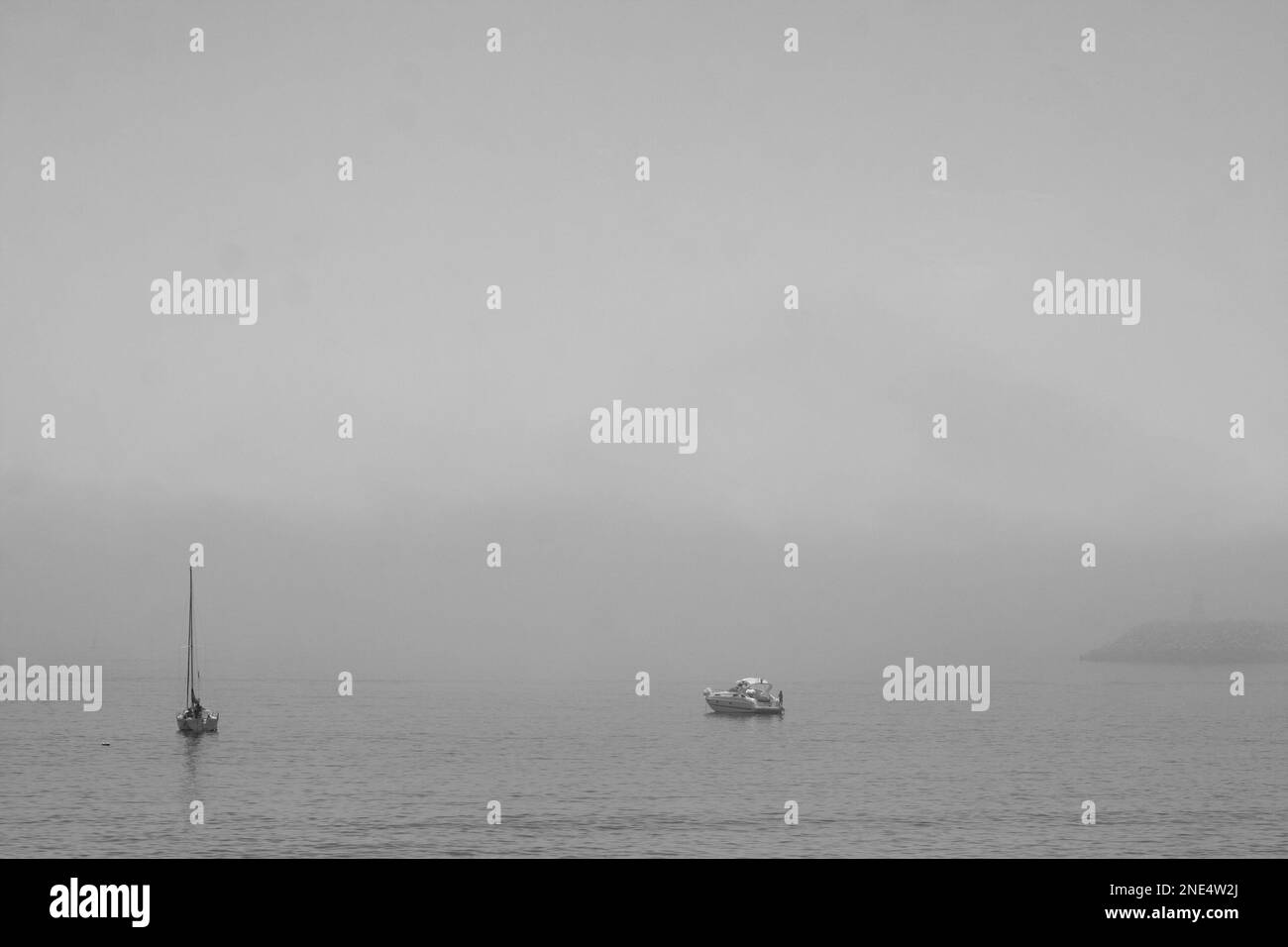 Segelboot in der bucht Schwarzweiß-Stockfotos und -bilder - Seite 2 - Alamy