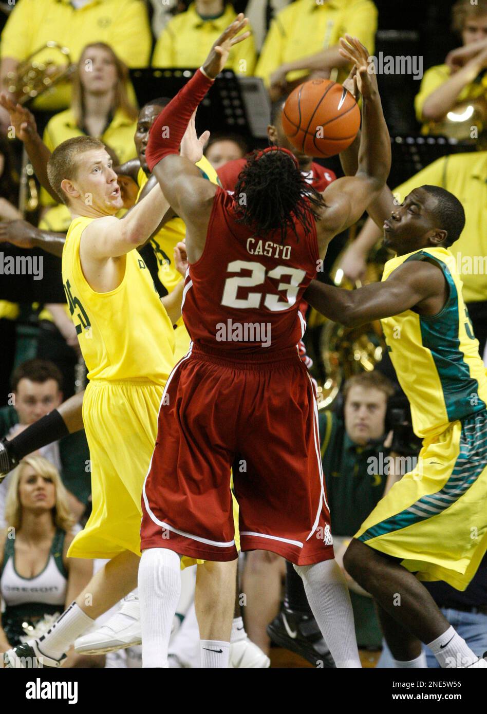 Washington State's DeAngelo Casto (23) battles with Oregon's E.J ...
