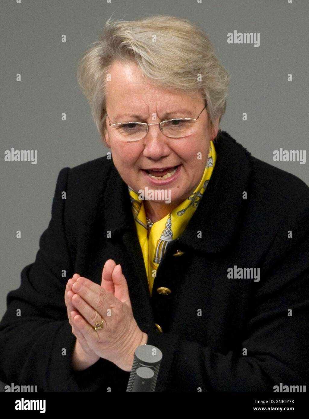 ARCHIV - Bundesbildungsministerin Annette Schavan spricht am 3 ...