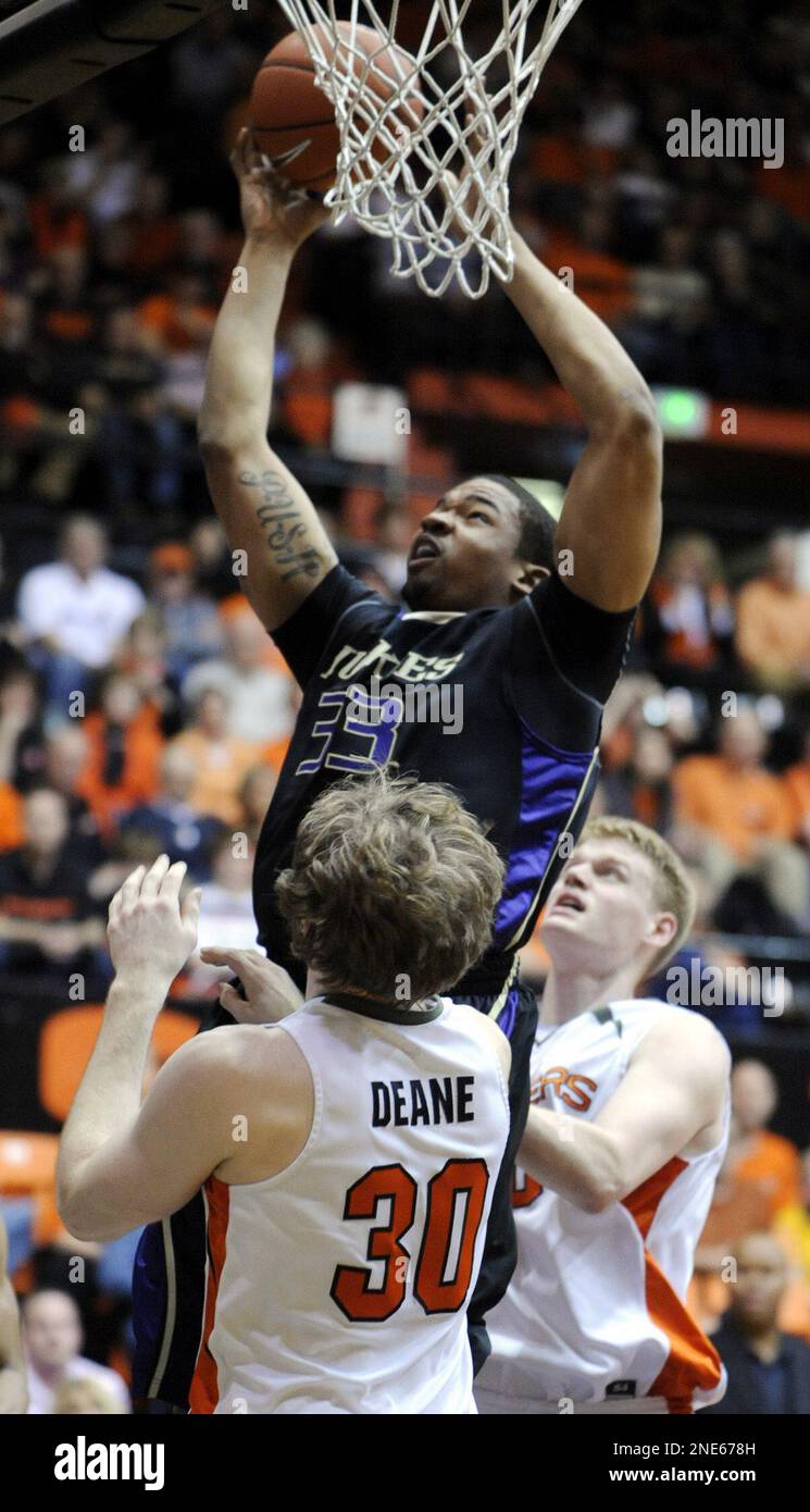 Washington's Tyreese Breshers (33) shoots against Oregon State's ...