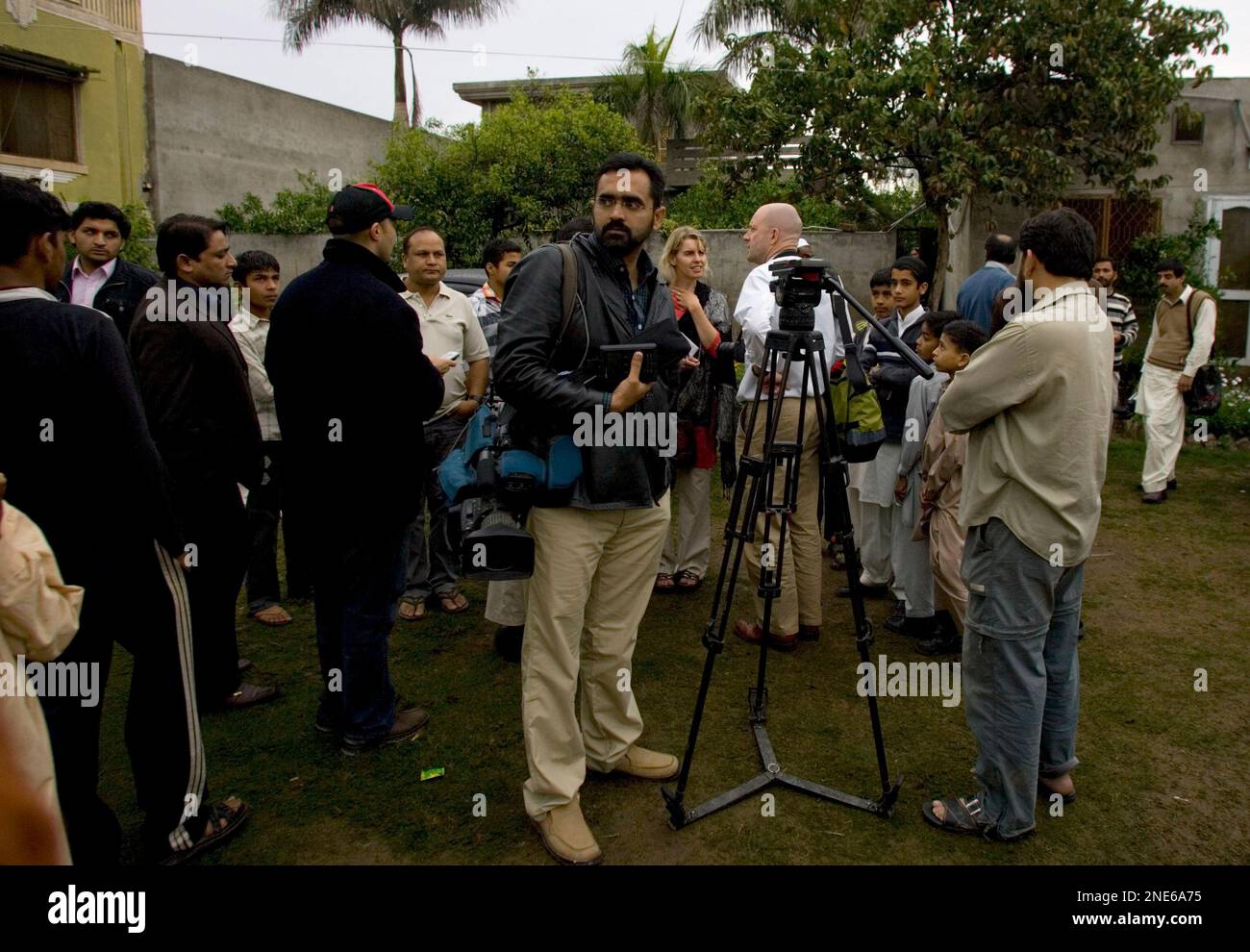 Pakistani and foreign journalists gather at the house of kidnapped ...