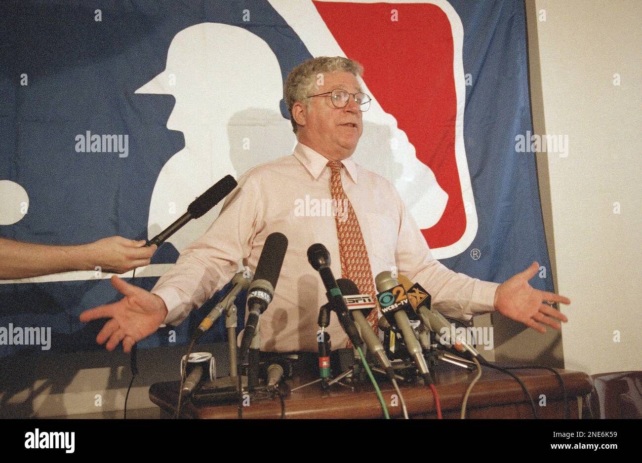 Management negotiator Richard Ravitch gestures during a news conference ...