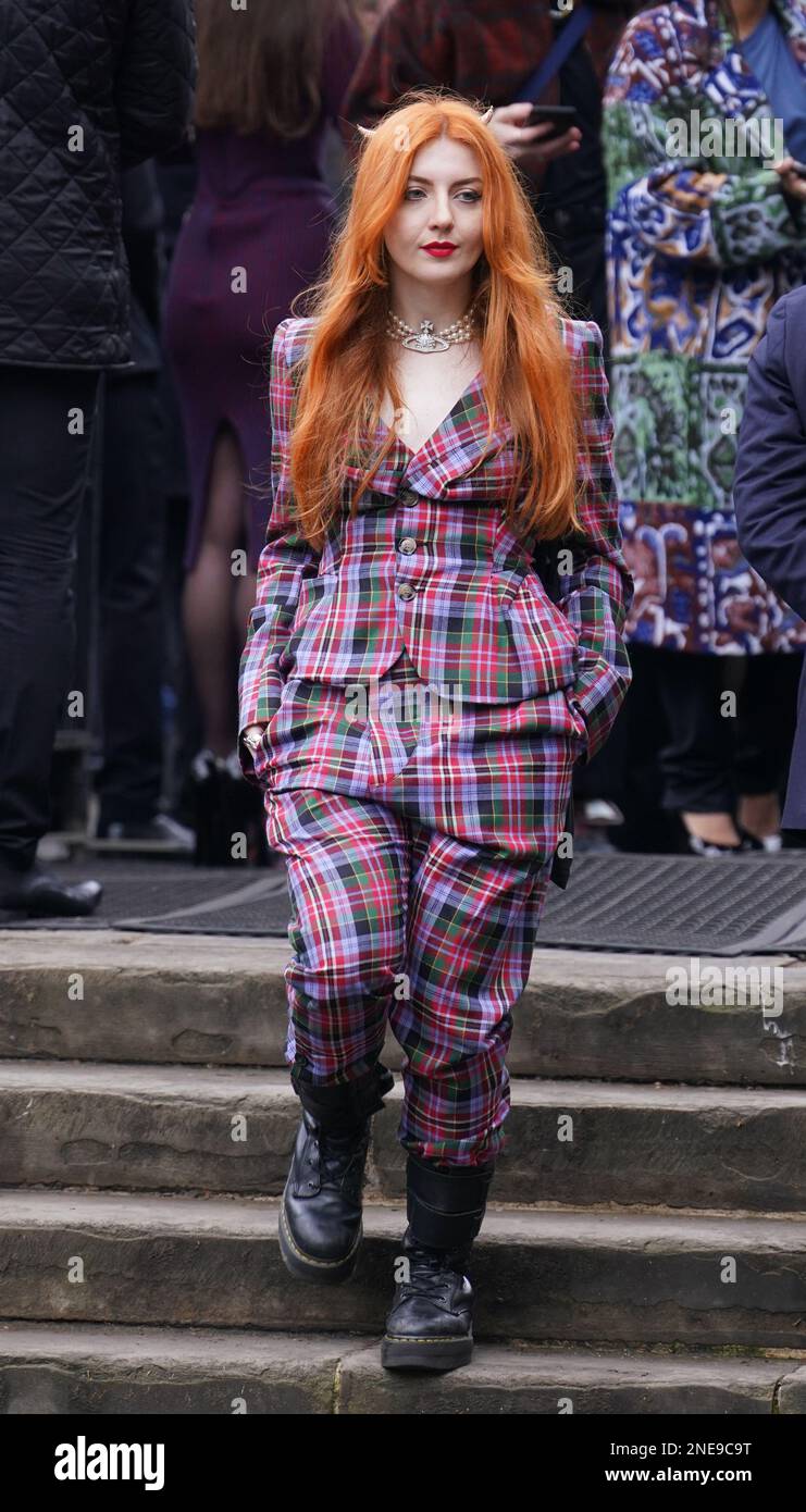 Gäste kommen zu einer Gedenkfeier, um das Leben der Modedesignerin Dame ...