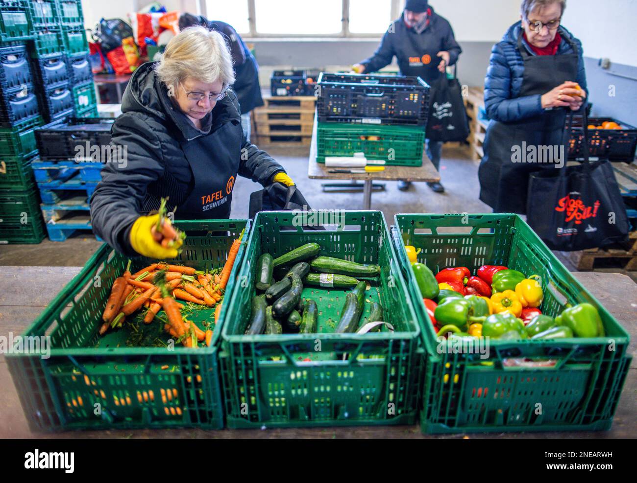 Schwerin, Deutschland. 16. Februar 2023. Freiwillige sortieren Lebensmittel in der Schweriner ...