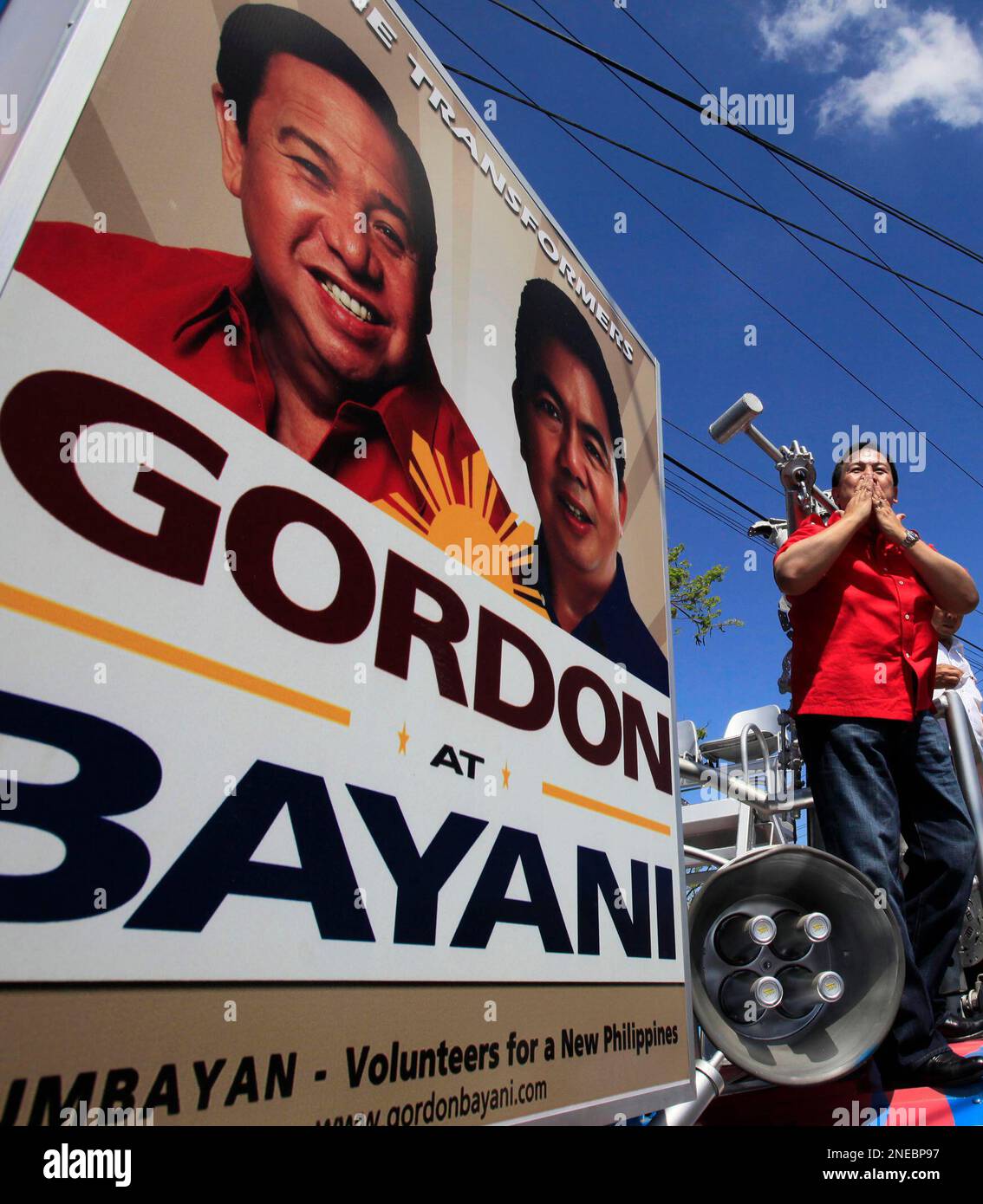 Presidential candidate Richard Gordon blows kisses to the crowd aboard ...