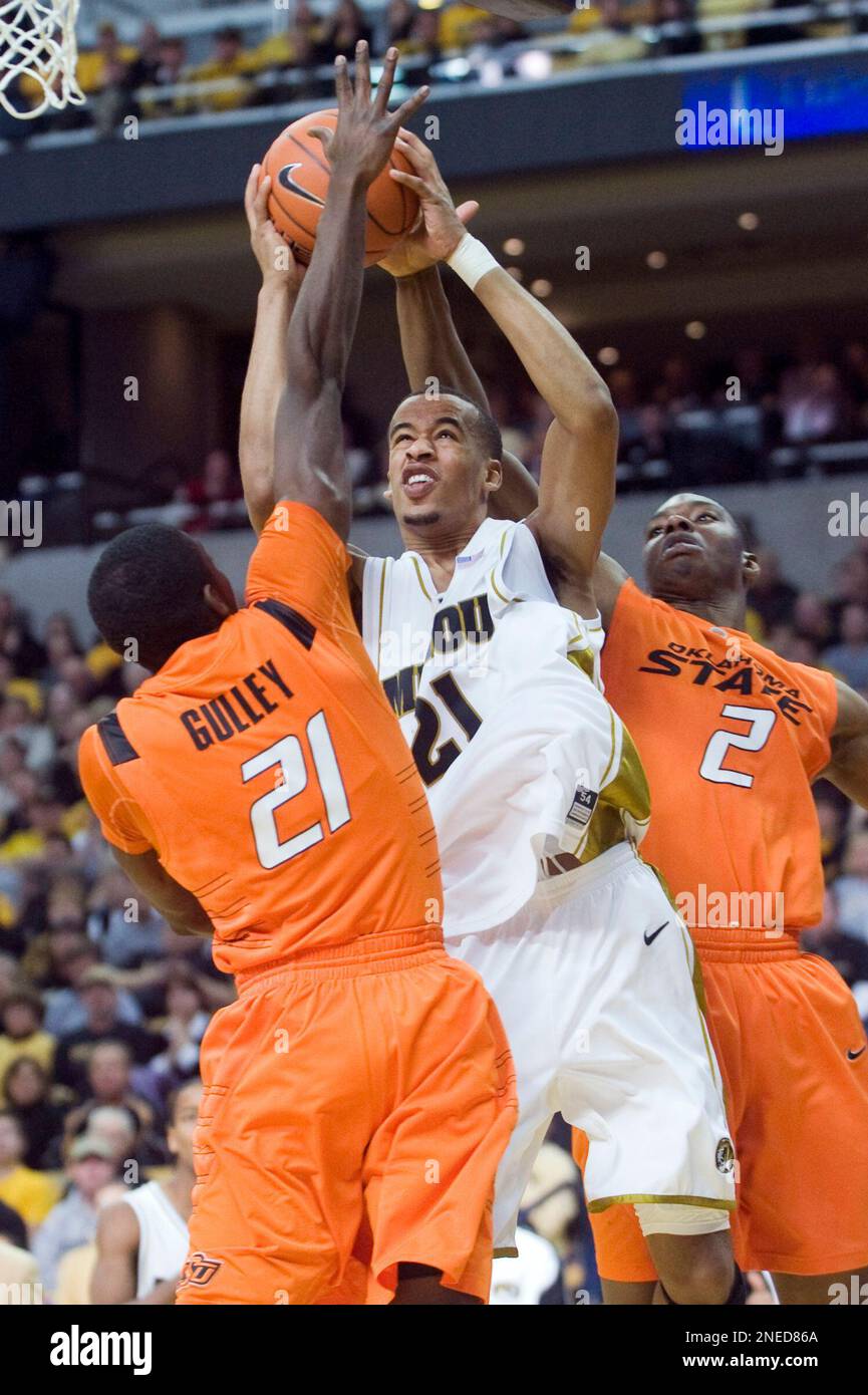 Missouri's Laurence Bowers, center, shoots the ball between Oklahoma ...