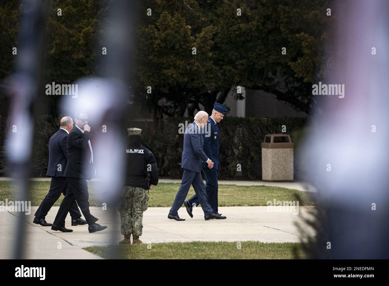 Bethesda, Usa. 16. Februar 2023. US-Präsident Joe Biden trifft am ...