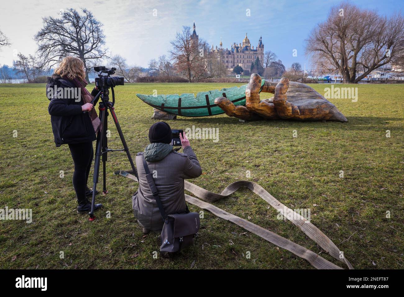Schwerin, Deutschland. 16. Februar 2023. Medienvertreter fotografieren ...