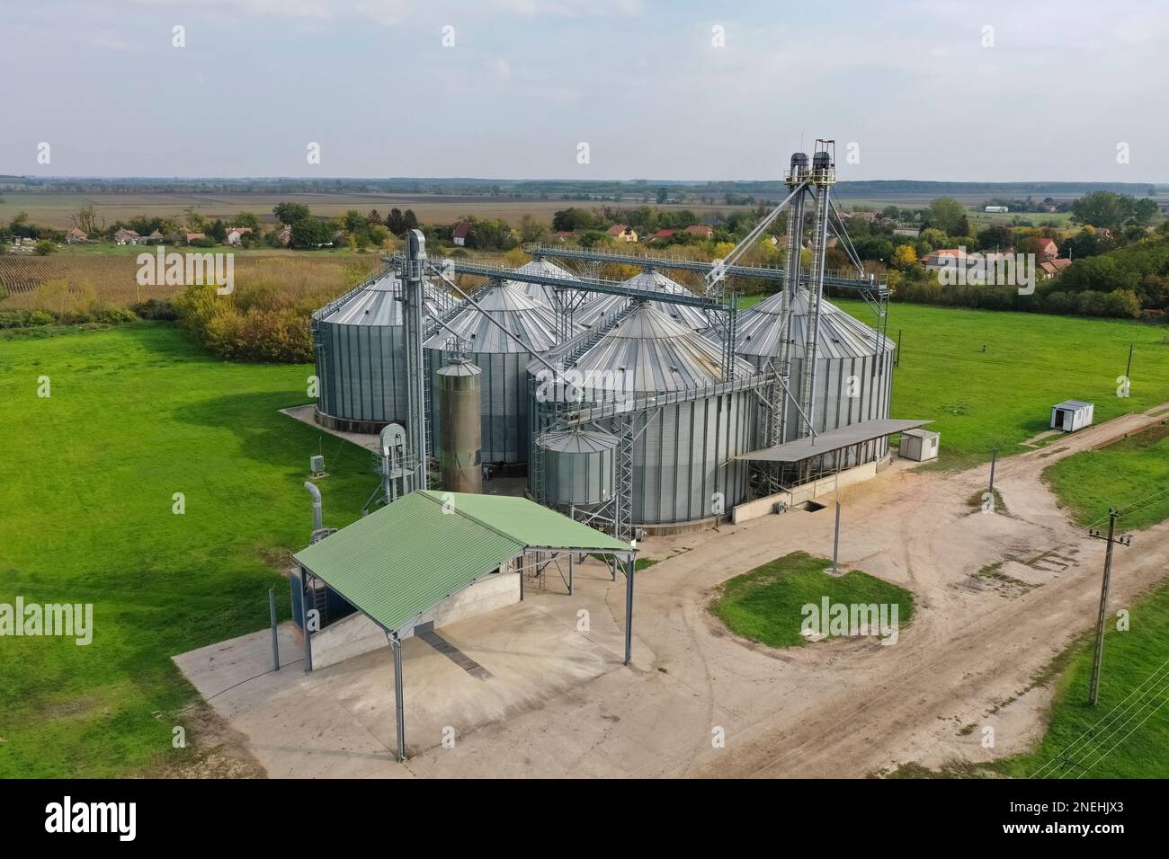 Landwirtschaftliche Silos auf dem Hof im Herbst, Nahaufnahme der Drohne. Industriekörner ...
