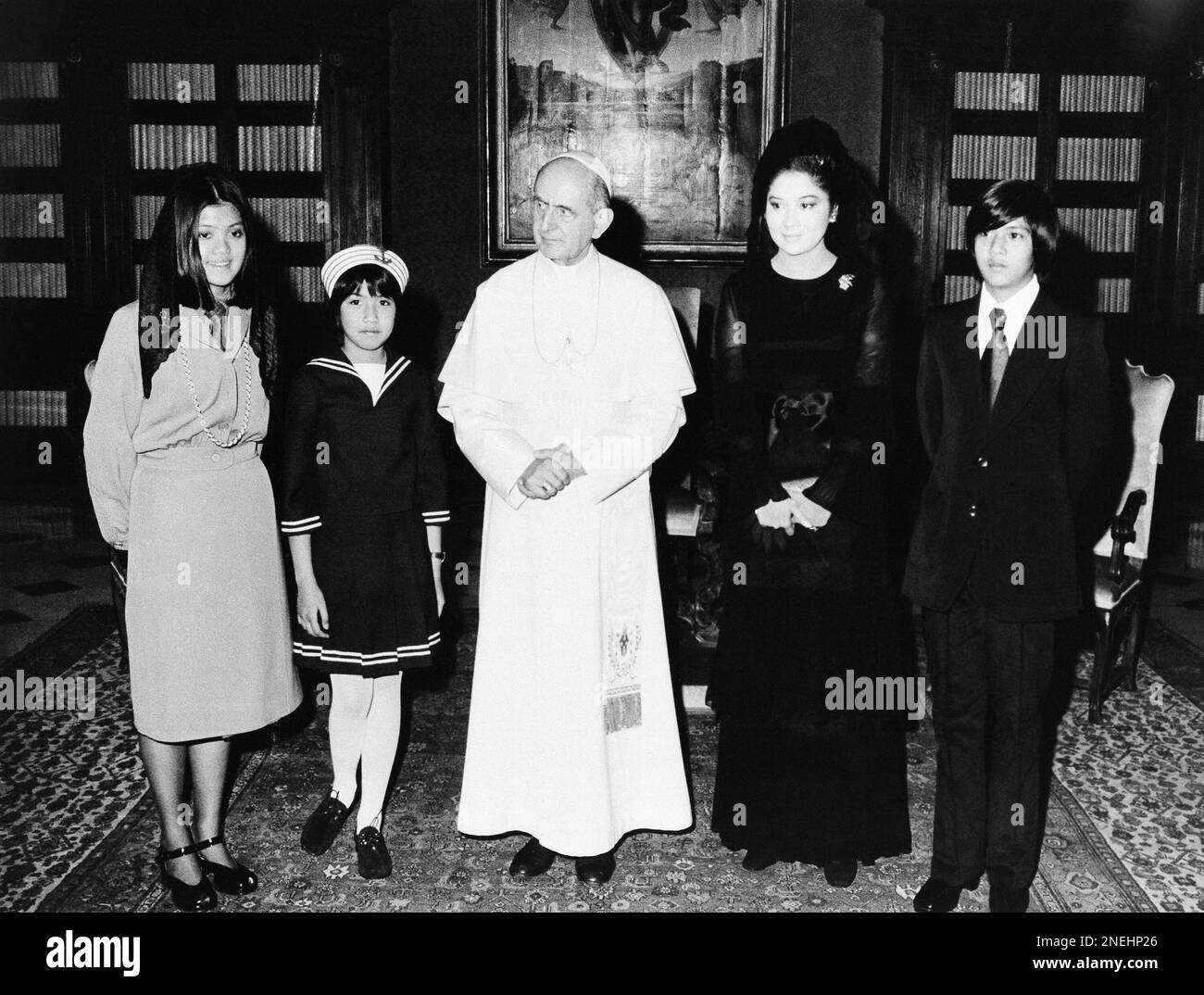 Pope Paul VI poses with Mrs. Ferdinand Imelda Marcos wife of the ...