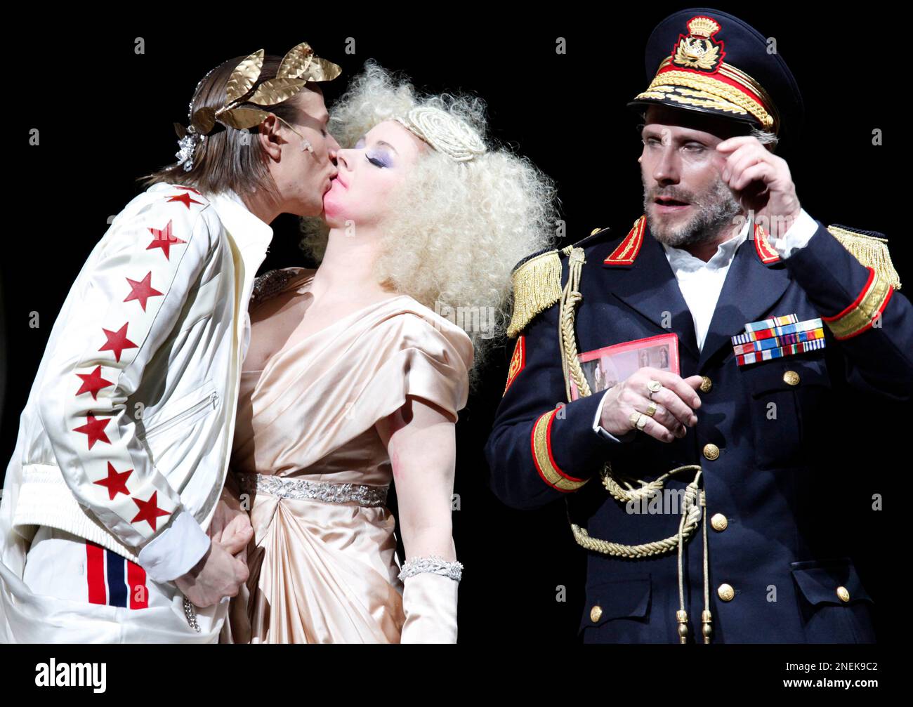 Alexander Scheer in der Rolle des Octavius Caesar, Petra Morze als ...