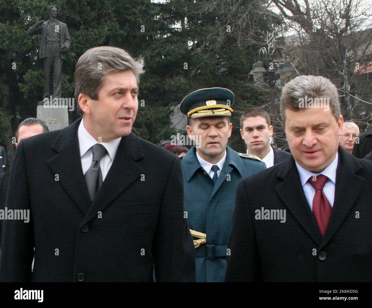 Bulgarian President Georgi Parvanov, left, and his Macedonian ...