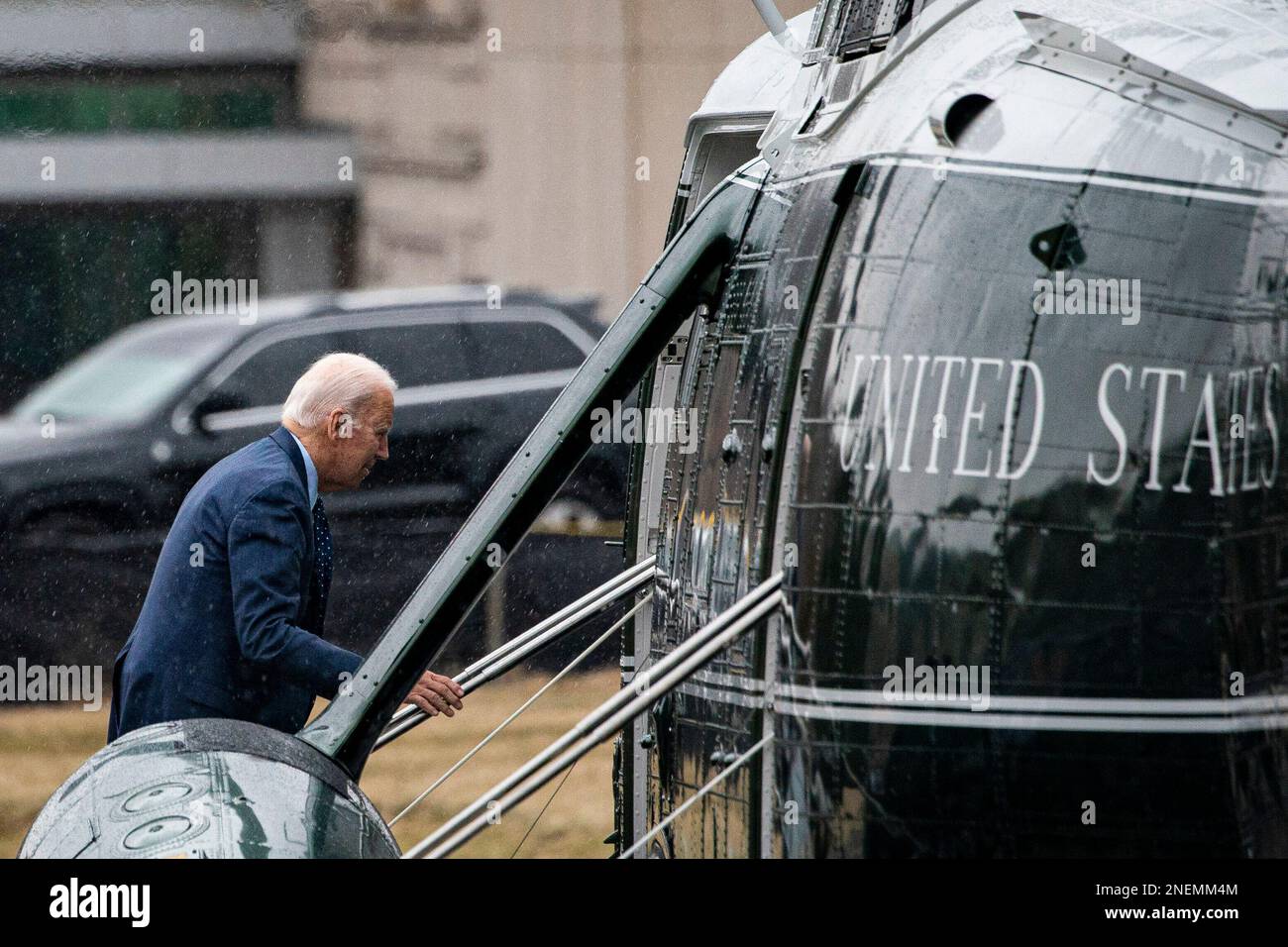 Bethesda, Maryland, USA. 16. Februar 2023. US-Präsident Joe Biden geht ...