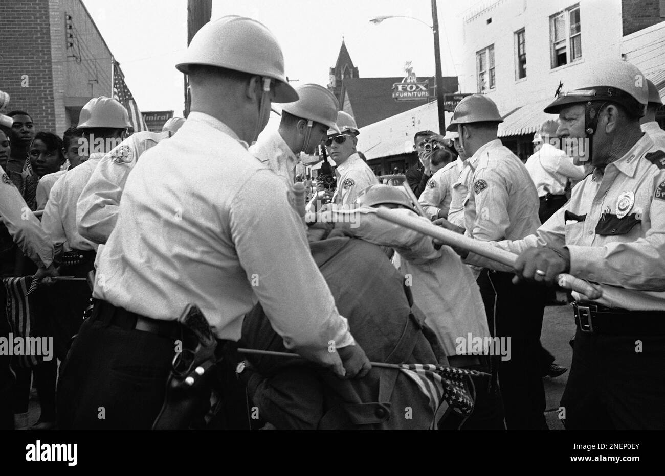 Club-swinging Jackson police surround a black demonstrator who resisted ...