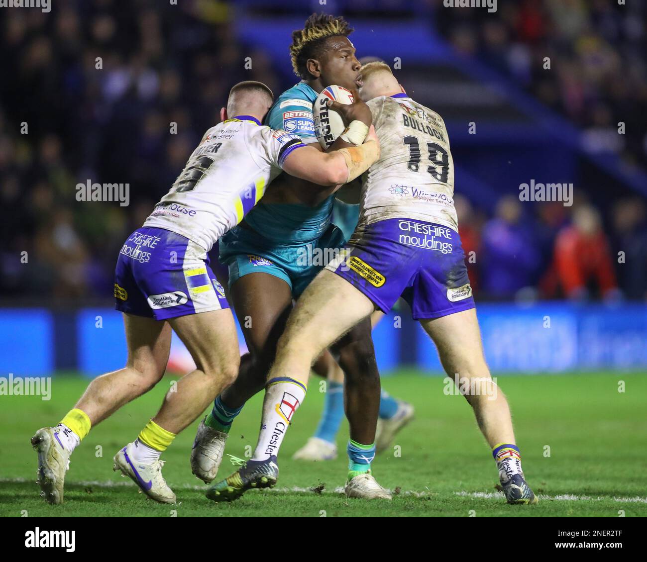 Danny Walker #16 von Warrington Wolves und Joe Bullock #19 von ...